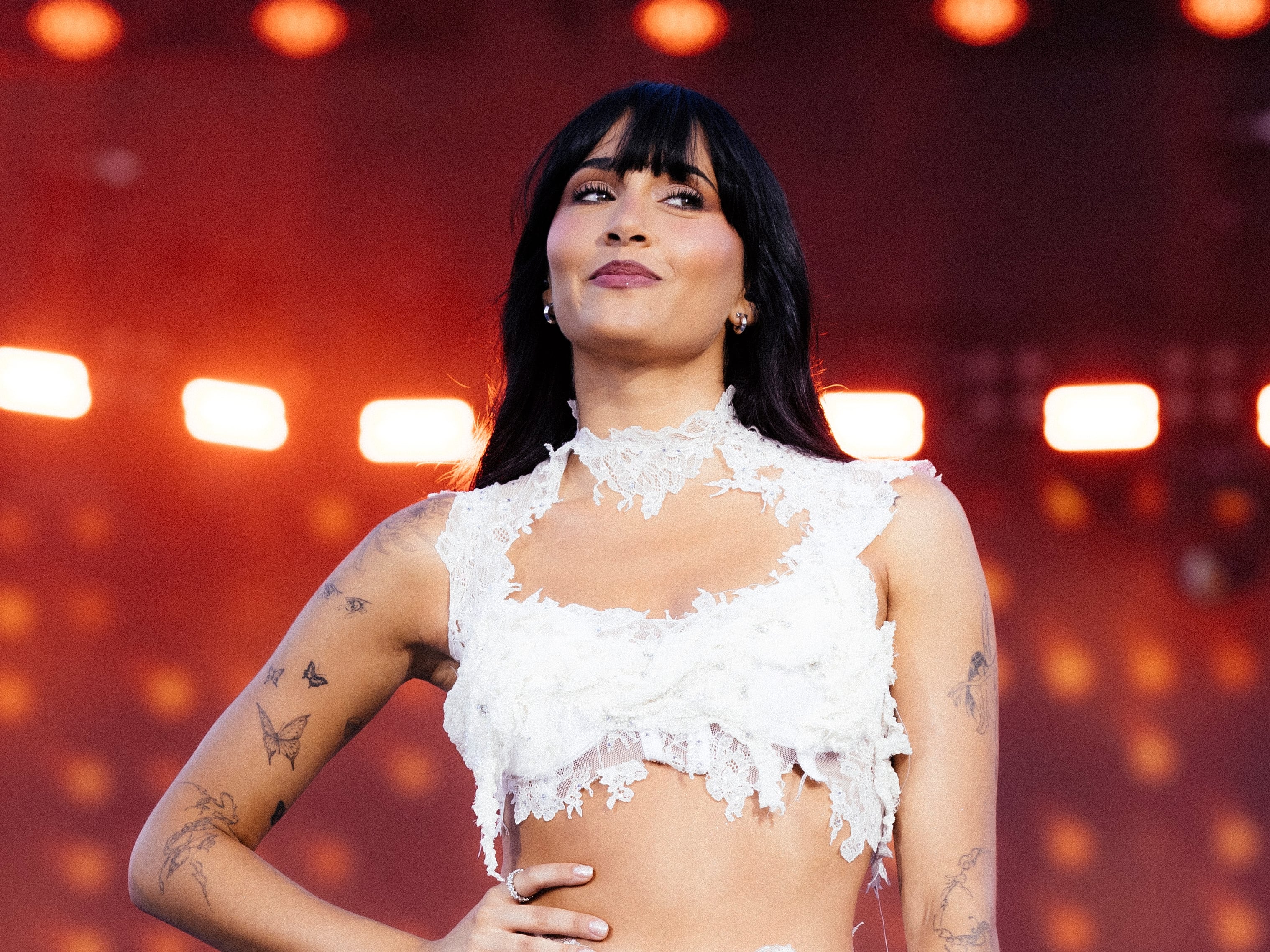 Aitana rompe los esquemas en su concierto de Madrid y sube a cantar a Hombres G su canción más ...